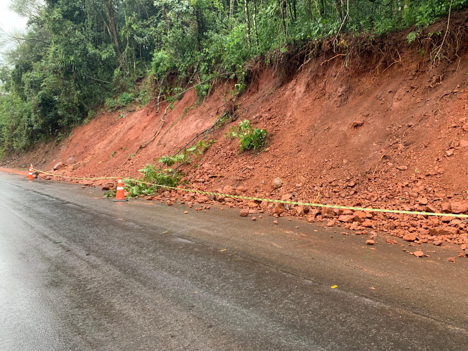 Desmoronamento de Terra na SC-155: trânsito em meia pista e autoridades ...